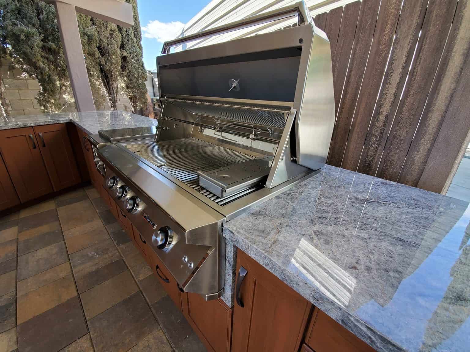 Outdoor Culinary Canvas: Picking the Centerpiece for Your Kitchen ...